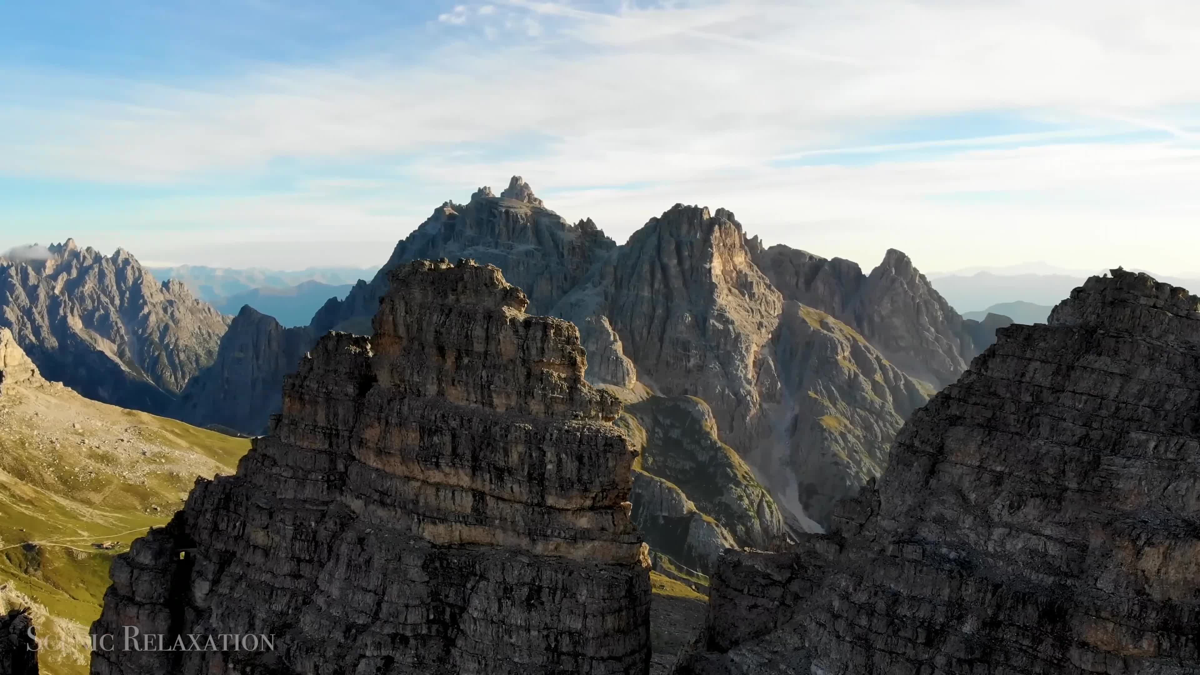 Villaggio e chiesa alpina svizzera – Panorami delle Alpi in 4K