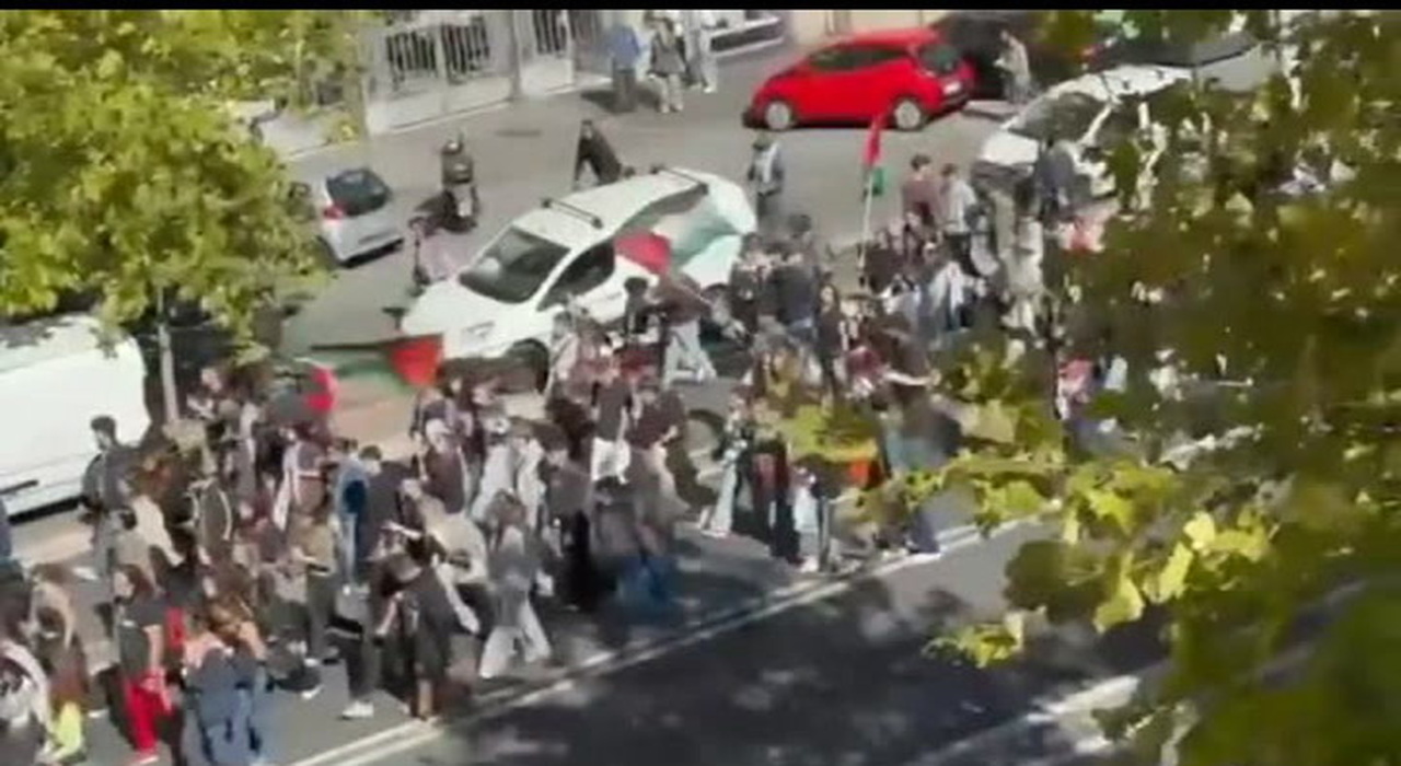 Sciopero, a Roma il corteo degli studenti lungo la via Nomentana