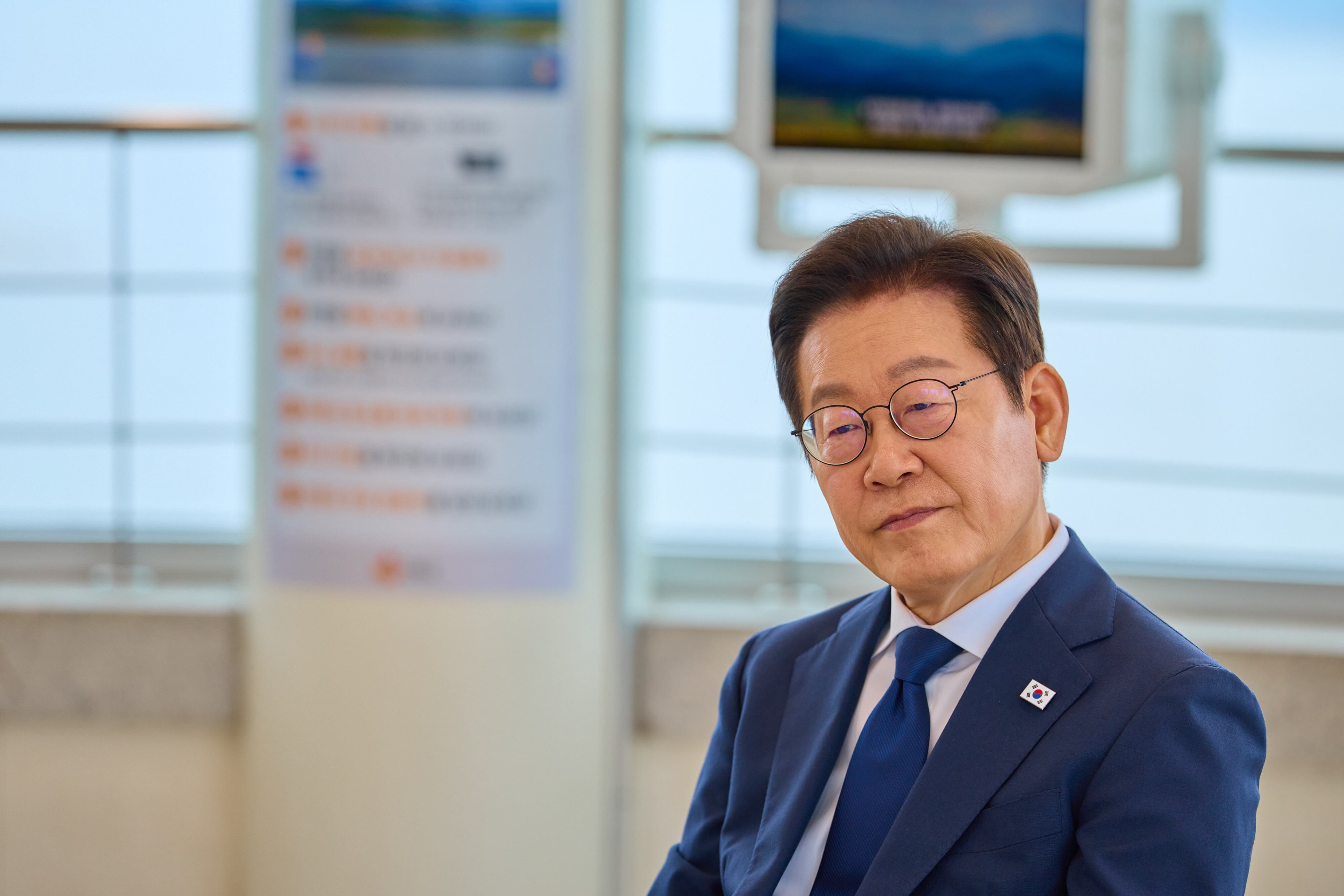 President Lee Jae-myung Condoles Public Official's Death in Network ...