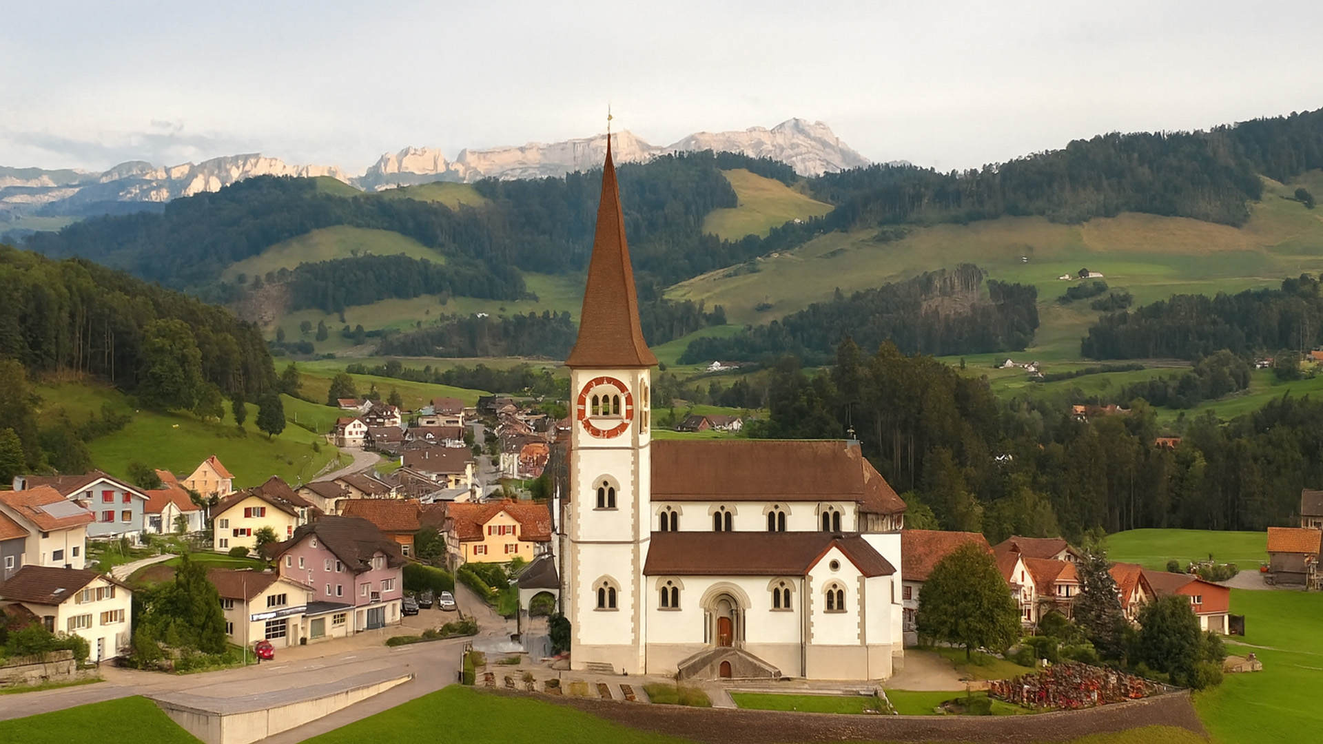 Schweizer Alpen-Dorf & Kirche – Alpenpanorama in 4K