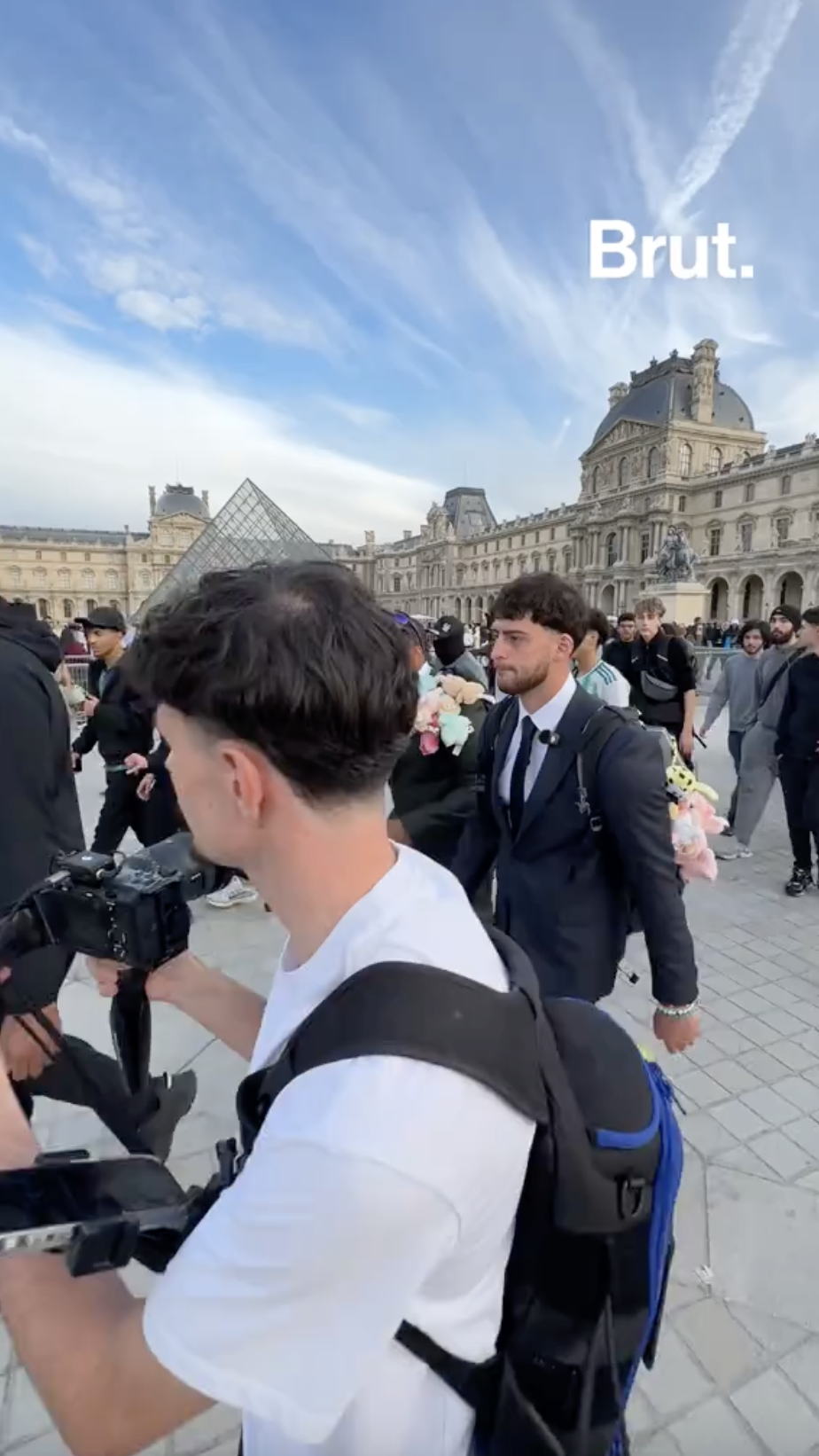 Nico et Byilhan passent devant le Musée du Louvre après 24 jours de ...