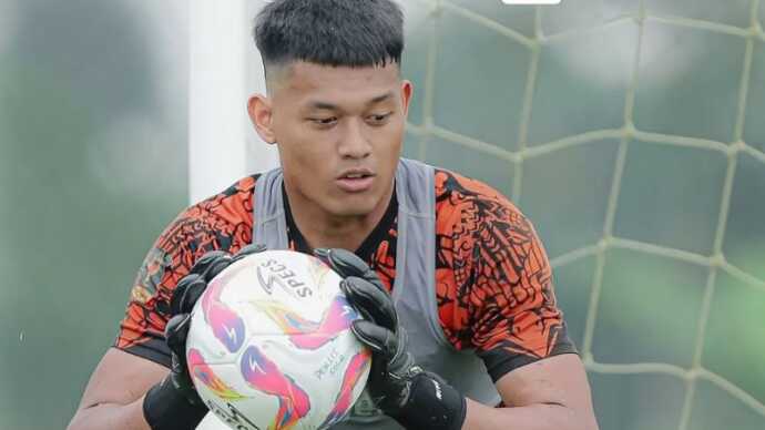 Rekor Impresif! Kiper Persis Solo, Muhamad Riyandi Penjaga Gawang ...