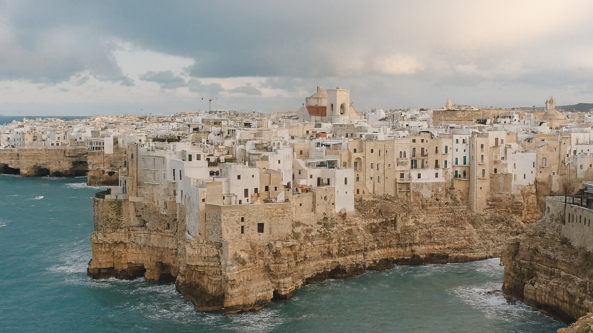 Puglia, Italie – Vues côtières de Polignano a Mare en 4K