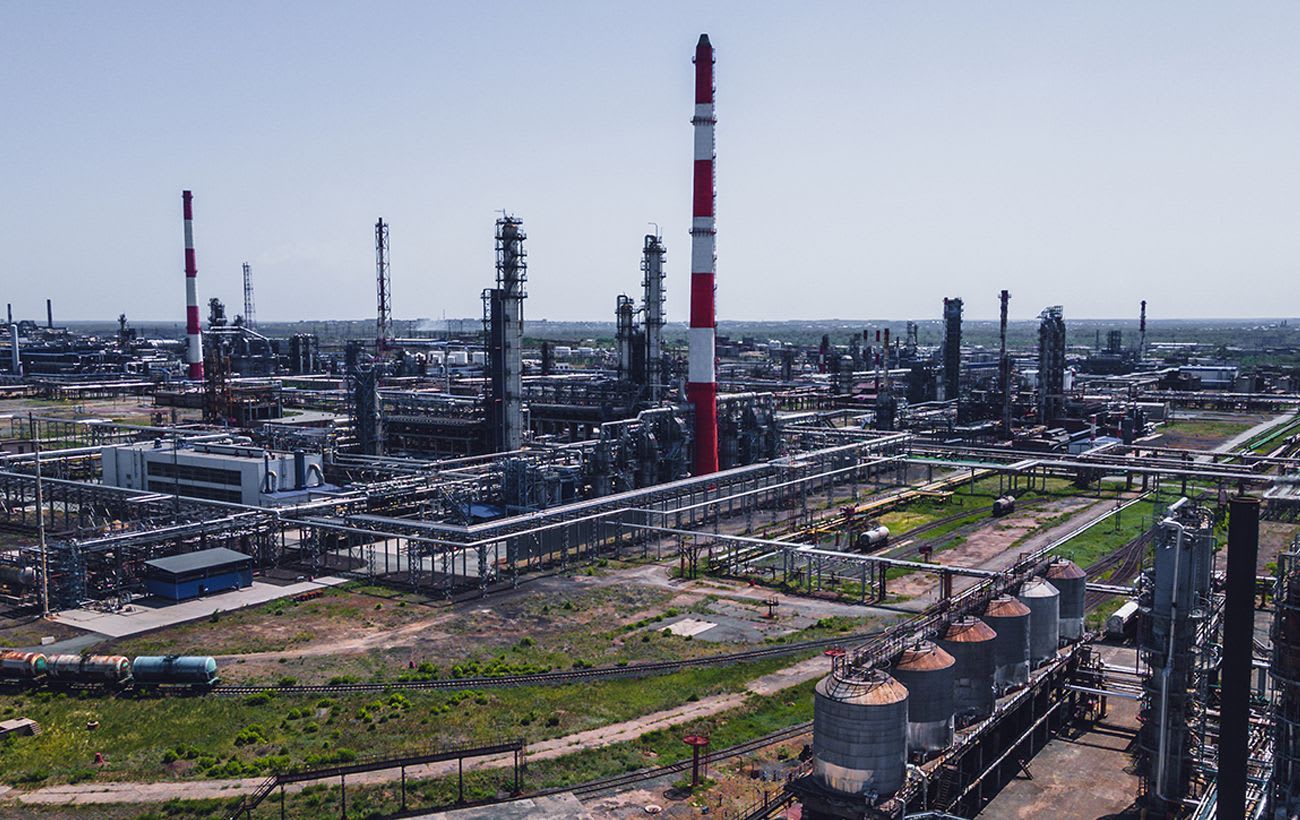 Ukrainian SBU's drones fly 1,400 km and strike major Russian oil ...