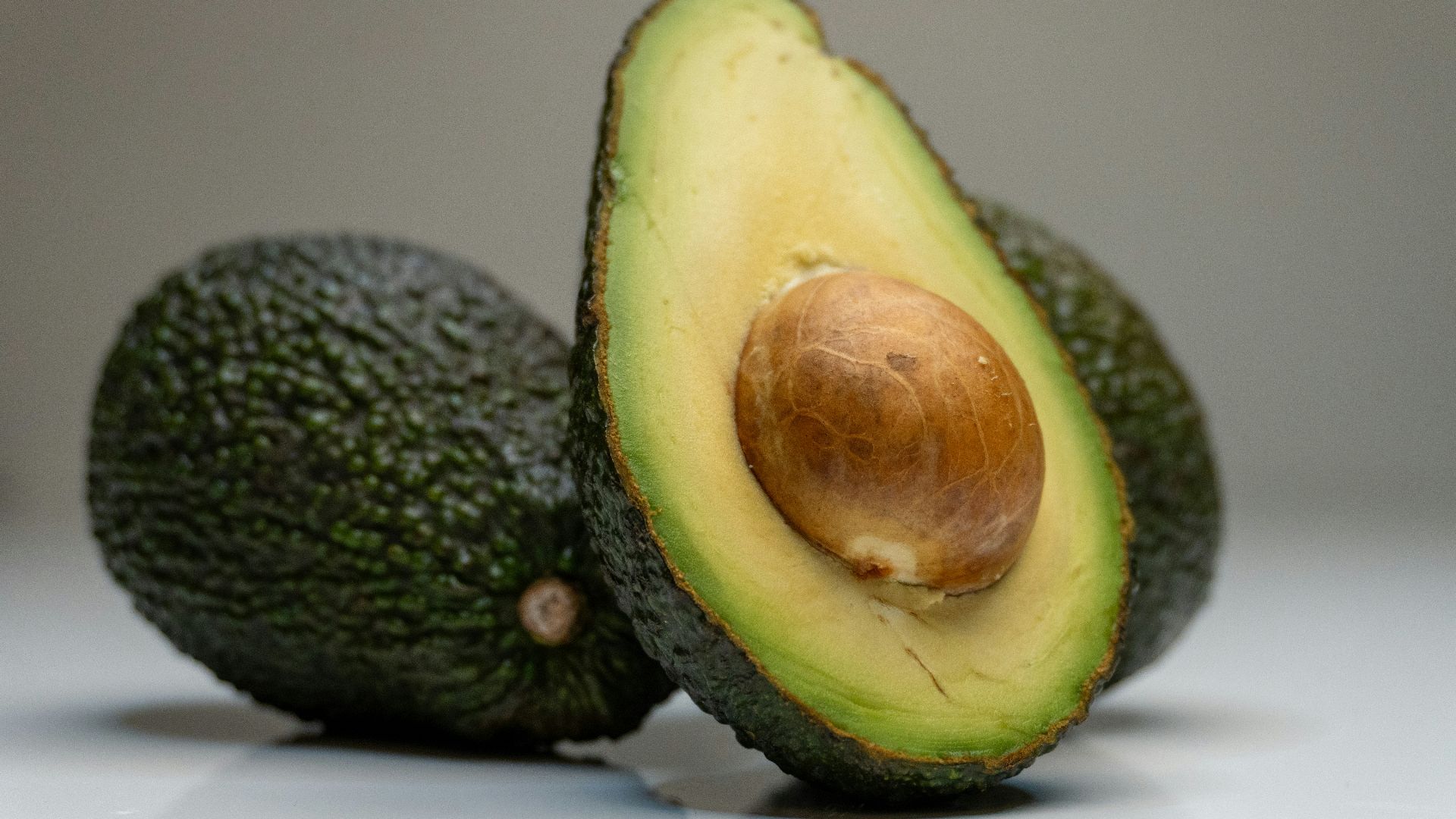 10 High-Sugar Fruits to Eat Less Of & 10 Low-Sugar Ones to Munch on Instead
