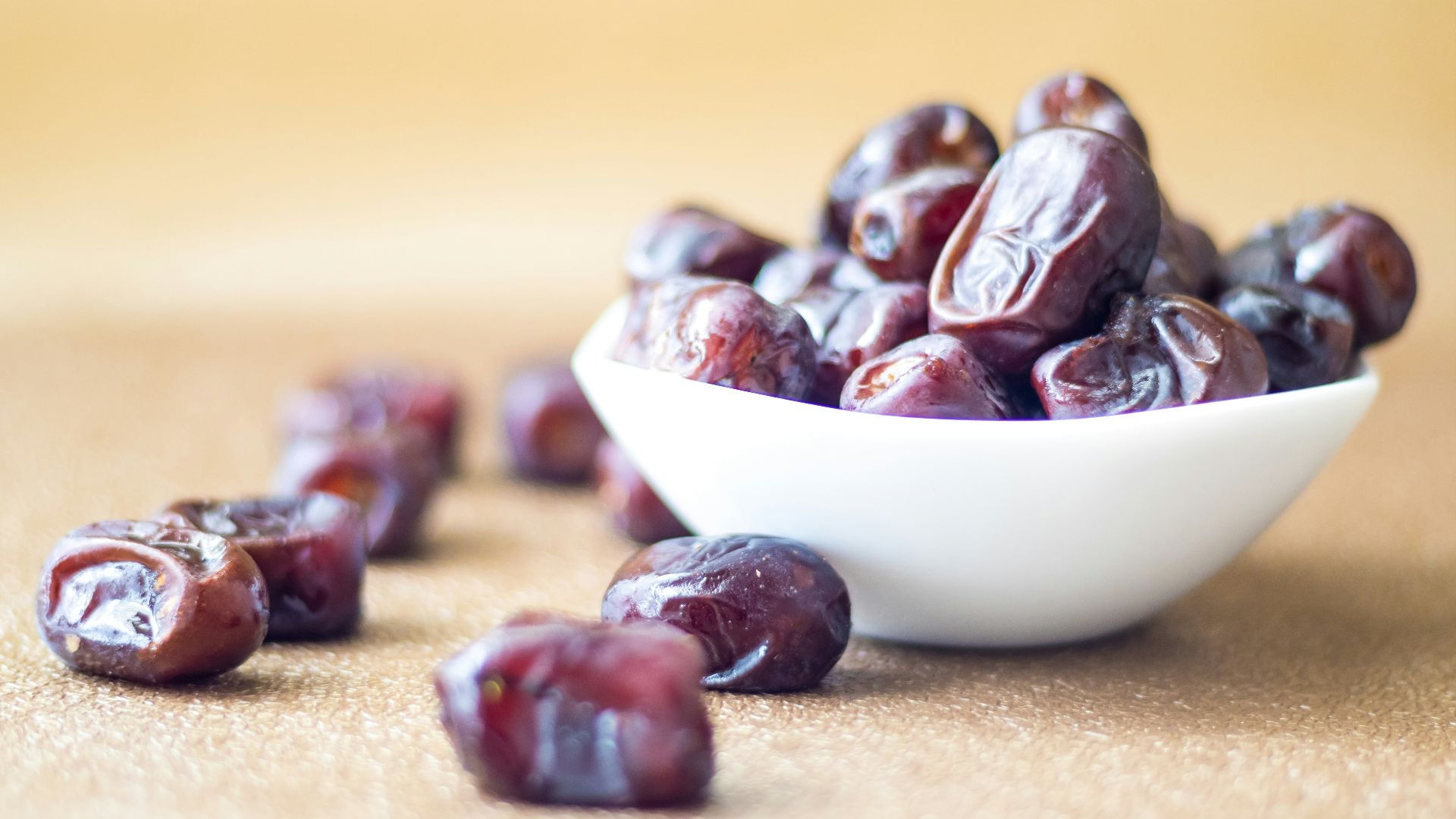 10 High-Sugar Fruits to Eat Less Of & 10 Low-Sugar Ones to Munch on Instead