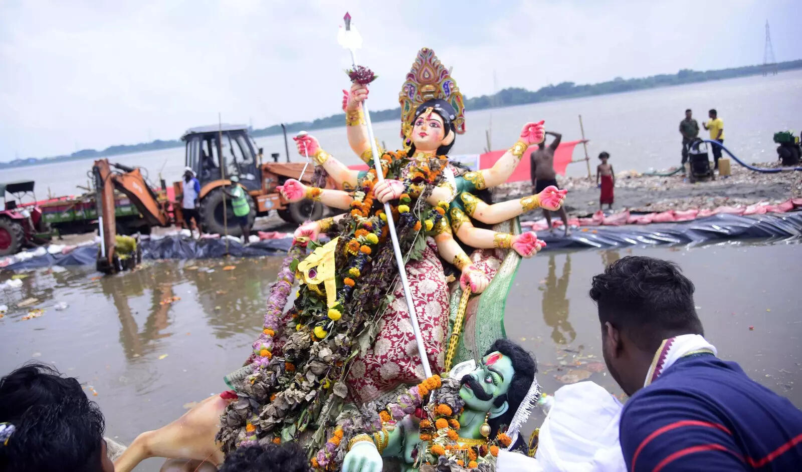 Grand Durga Puja immersion celebrations in Cuttack draw thousands of ...