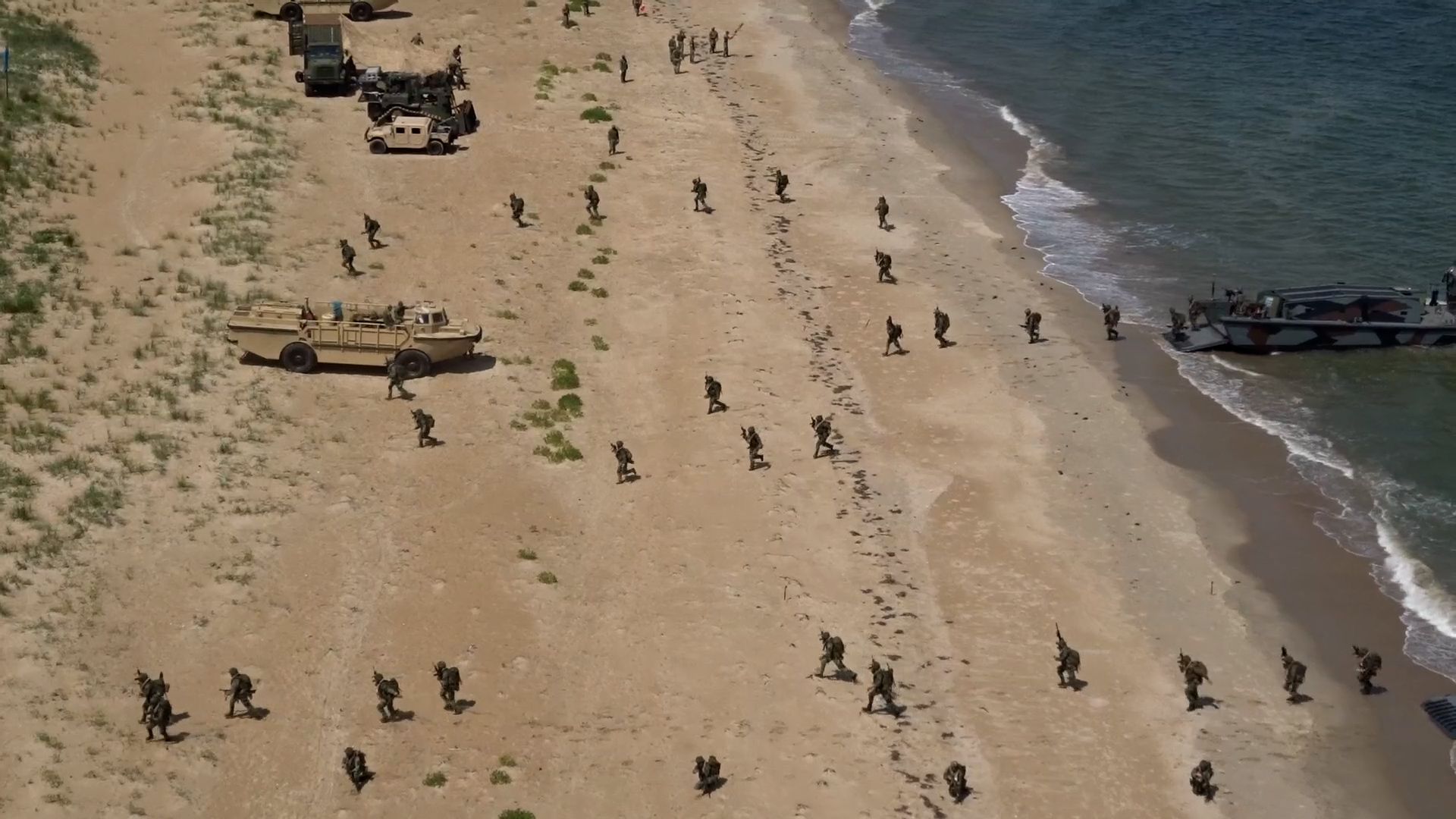 Vista aérea de entrenamiento masivo de los Marines de EE. UU.