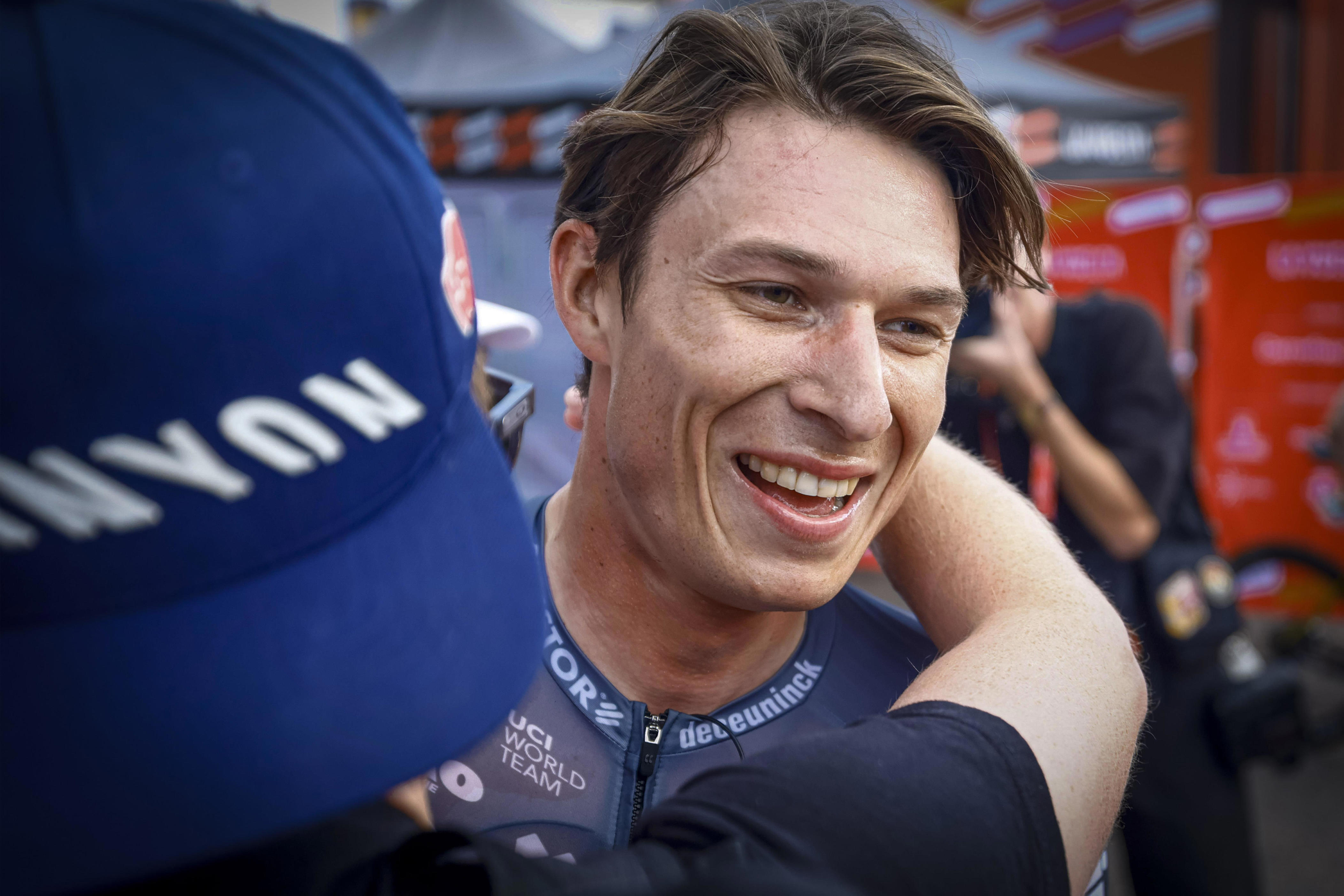 🎥 Schitterende sprint! Jasper Philipsen klopt De Lie op het nippertje ...