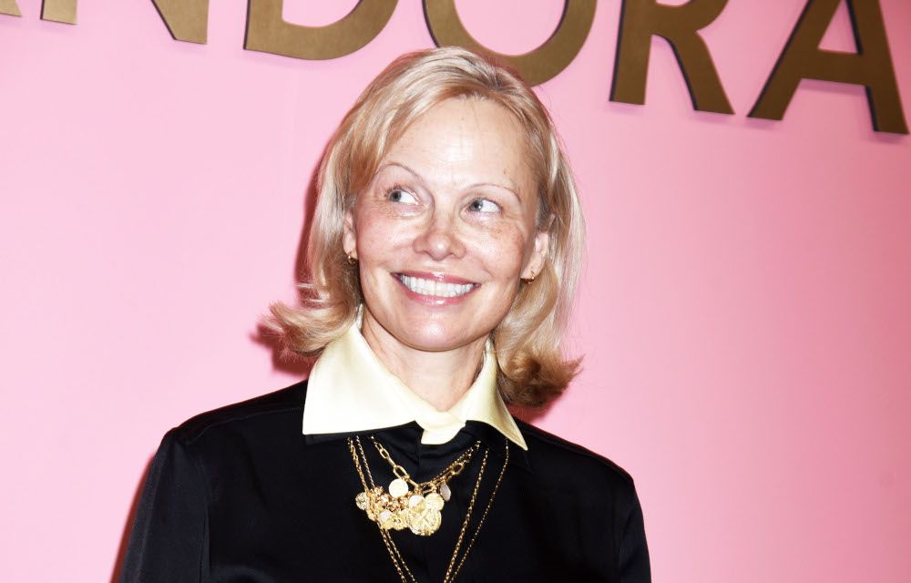 Pamela Anderson mise sur le roux… Boy George défend Emma Watson contre ...