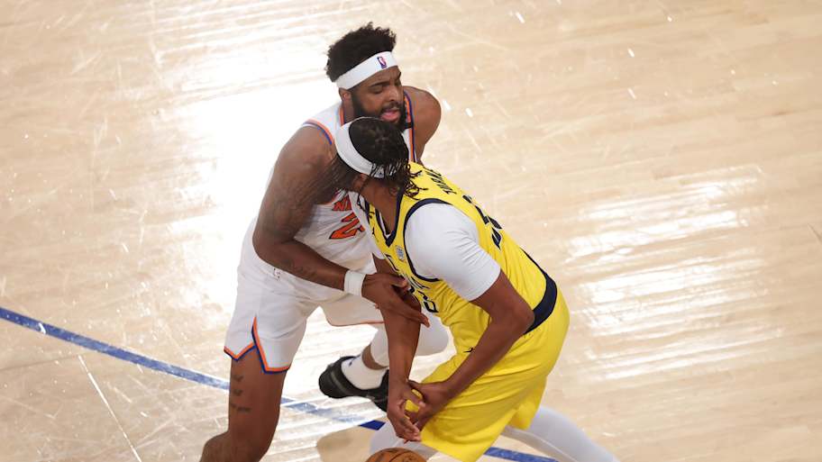 Knicks Center Shines in Preseason Debut