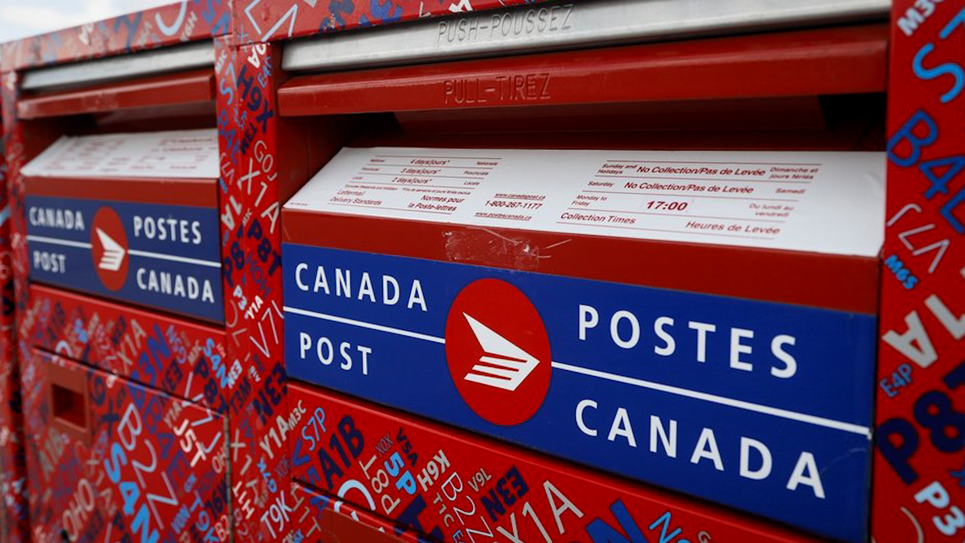 Canada Post presents new offers to union in bid to end postal strike