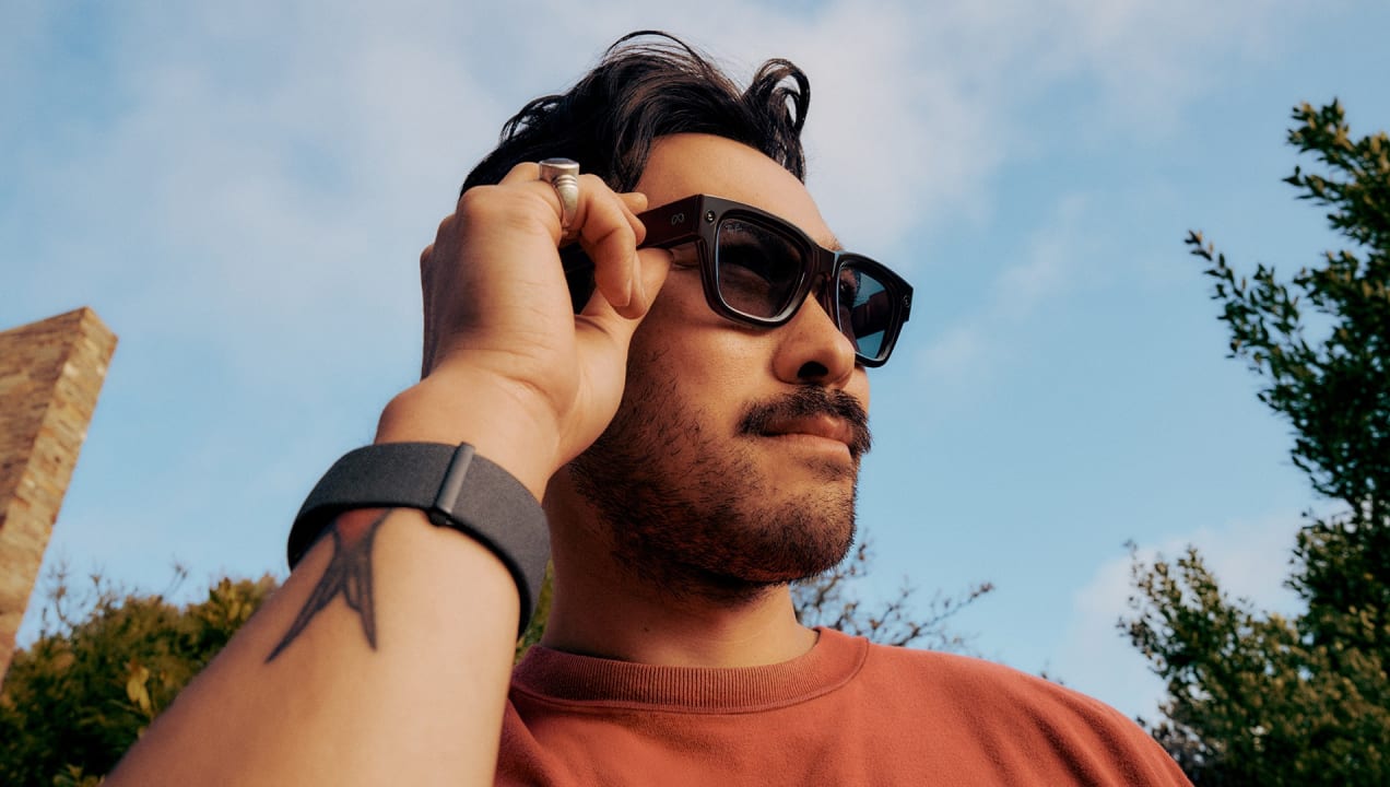 The new Meta Ray-Ban glasses put an AI display in your lens