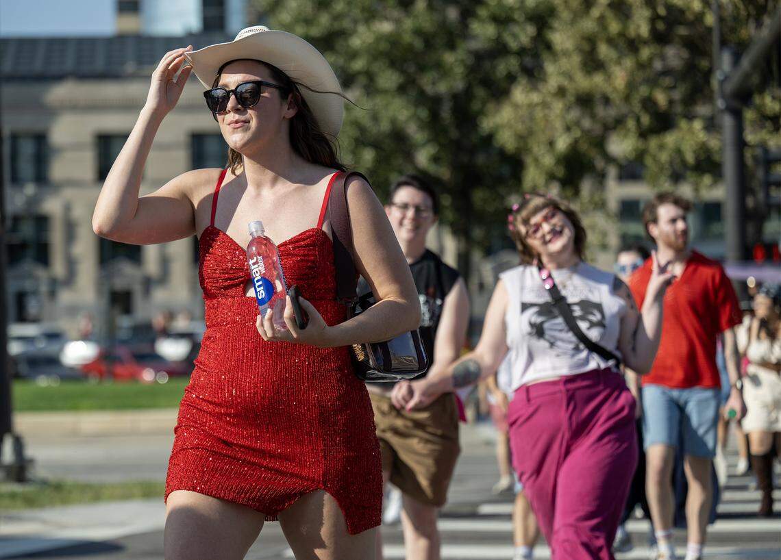 As cowboys, princesses & rodeo clowns, Chappell Roan's KC fans dress to ...