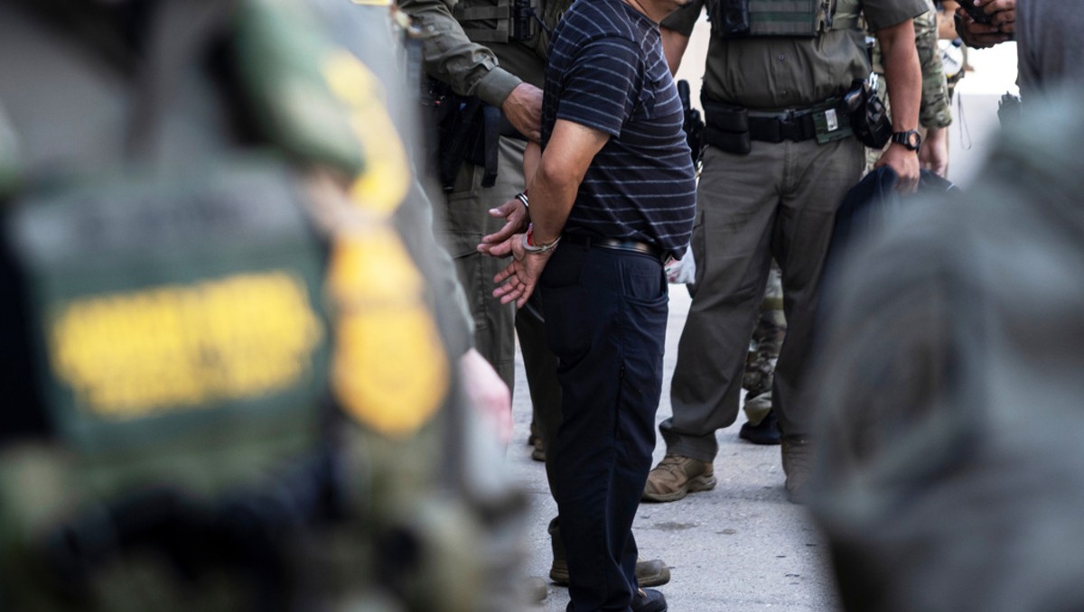 Hombre prende fuego a una mujer en un tren del Metro de Chicago, EU