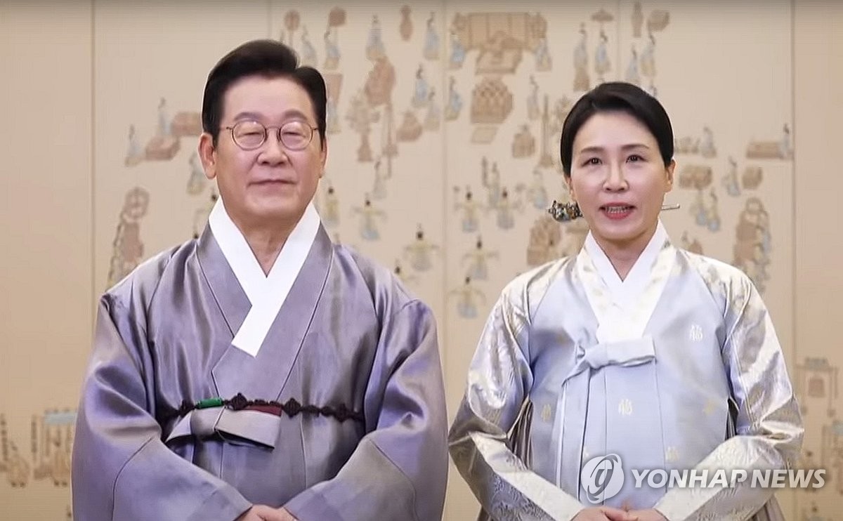 Lee vows to improve people's livelihoods in Chuseok holiday greetings