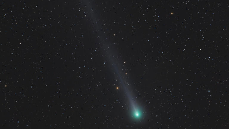 Astrophotographers capture dazzling new views of Comet C/2025 A6 ...