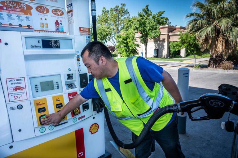 California gas prices to drop as winter-blend fuel begins. What drivers ...