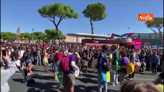Una coreografia in strada con danza e suono di tamburi al corteo pro ...