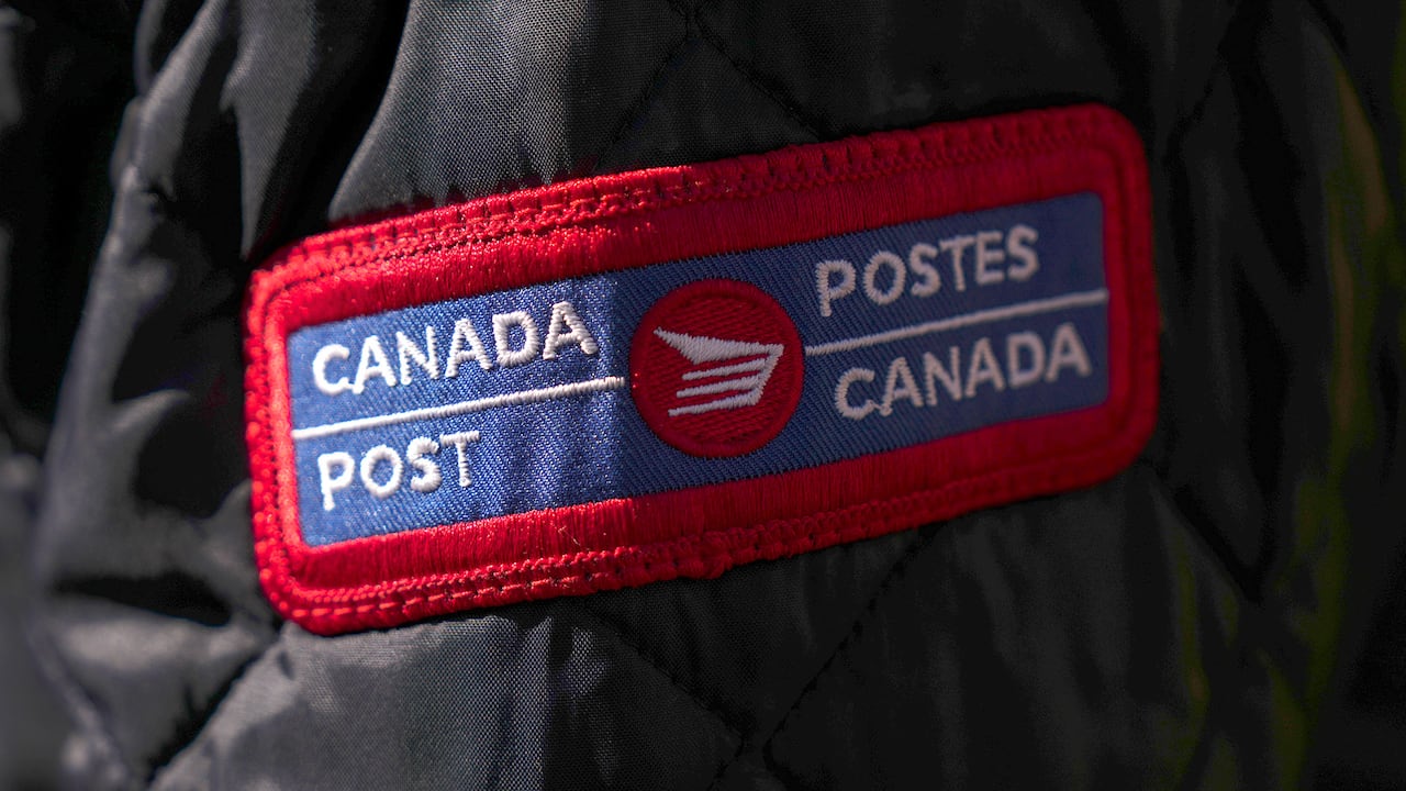 Canada Post takes signing bonus out of latest offer to union