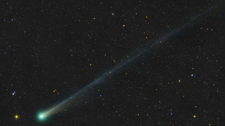 Astrophotographers capture dazzling new views of Comet C/2025 A6 ...