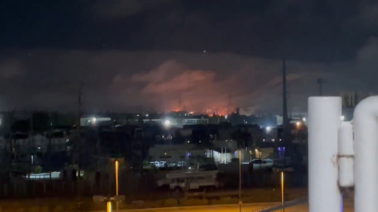 Fire and smoke from Chevron refinery explosion lights up El Segundo ...