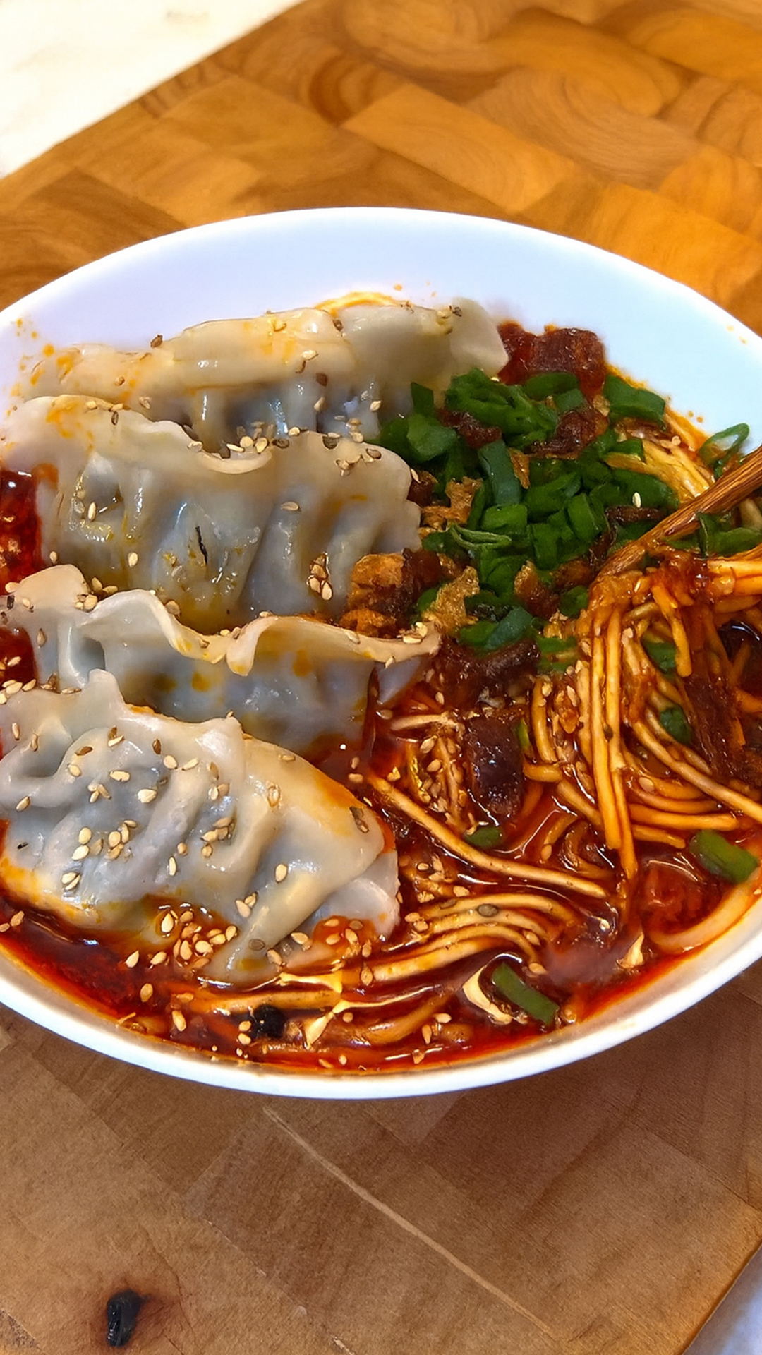 Wie man vegane spicy Dumpling & Noodle Soup zubereitet