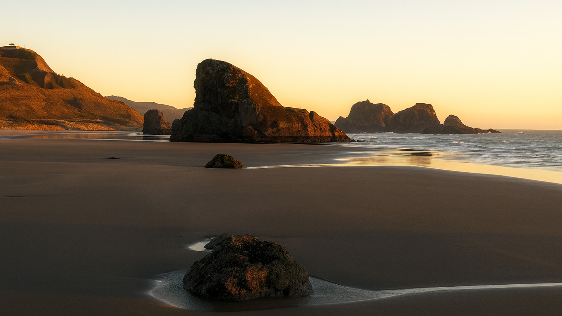 Côte de l’Oregon : coucher de soleil doré en bord de mer 4K