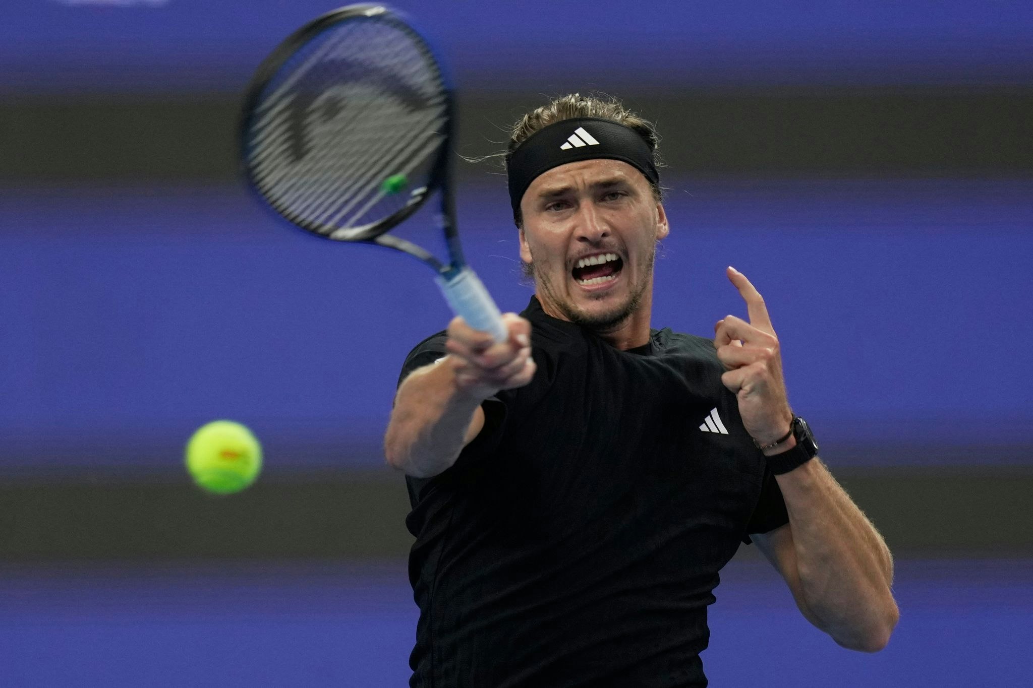 Tennis: Schrecksekunde für Zverev bei Auftaktsieg in Shanghai