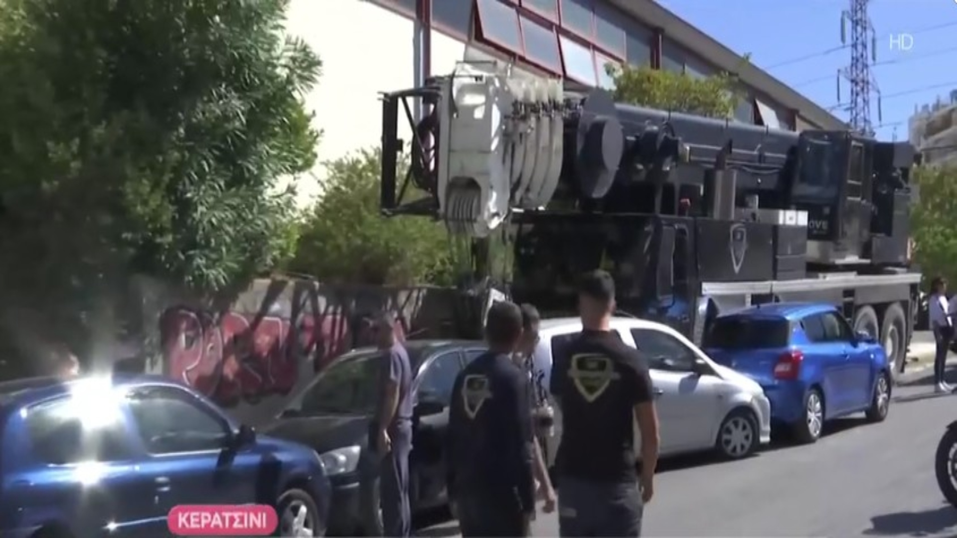 Κερατσίνι: Γερανός έπεσε σε σταθμευμένα ΙΧ