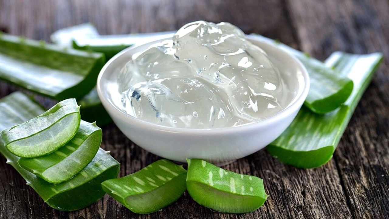 Aloe vera gel vs juice: Which is better for a healthy scalp?