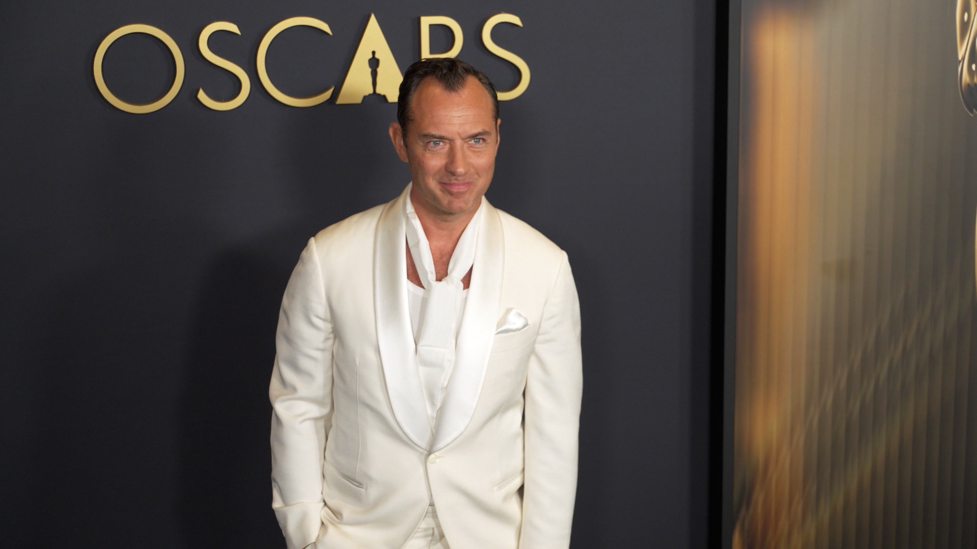 L'évolution du style de Jude Law : Du smoking classique à l'écharpe ...