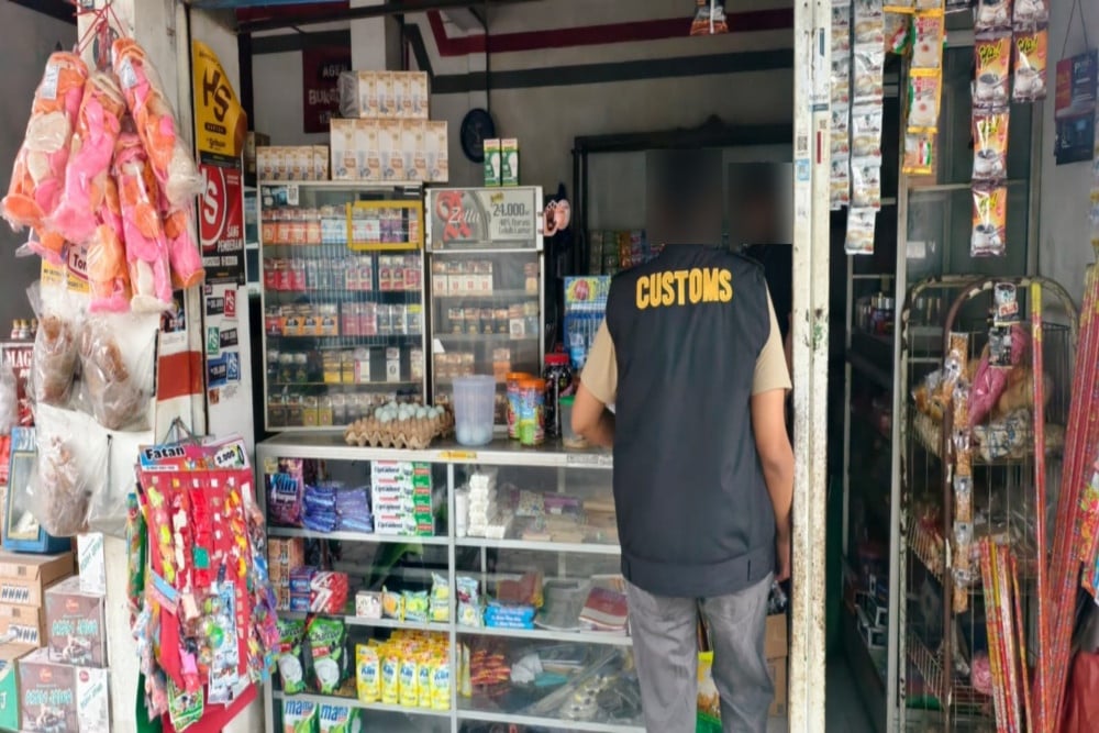Berantas Rokok Ilegal, Bea Cukai Malang Keliling Toko Kelontong