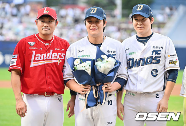 박세혁 1000경기 출장 축하하는 SSG 이지영과 박민우