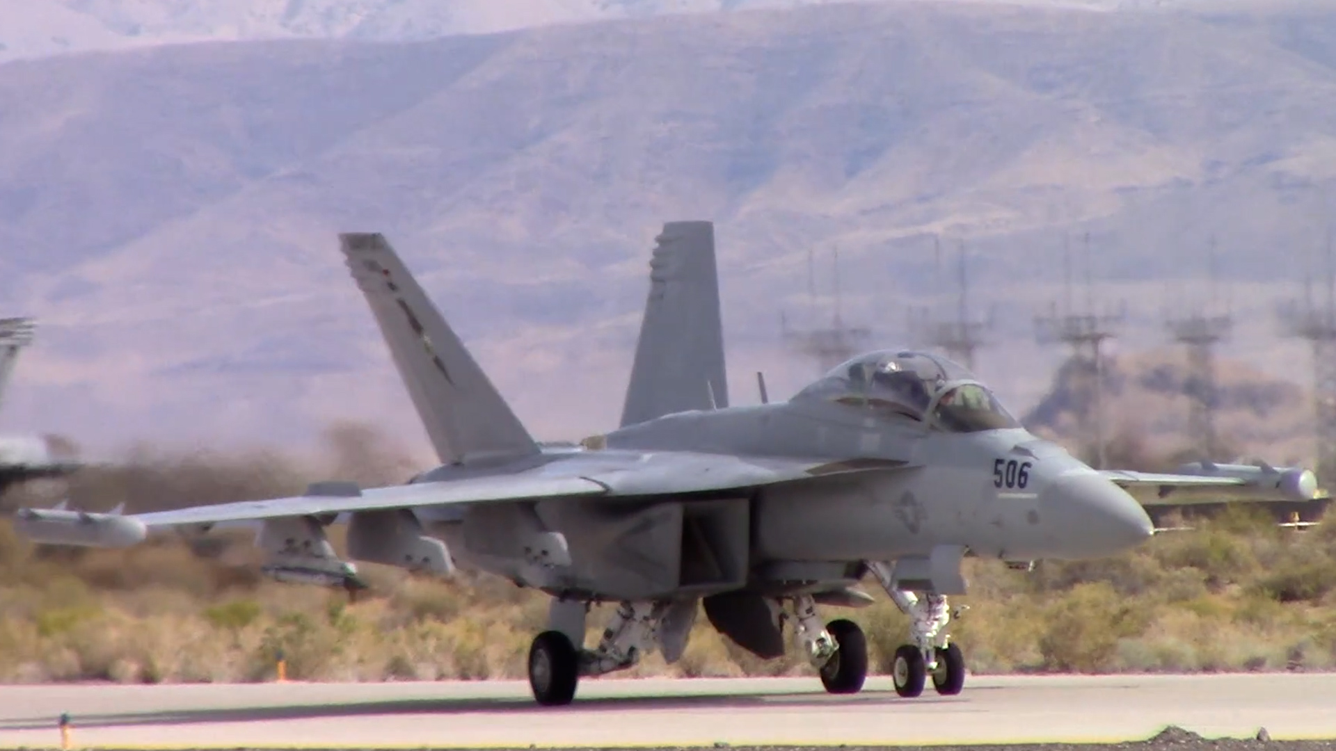 Den armádního výcviku: Letadla NAWDC, TOPGUN, Maverick, F-16