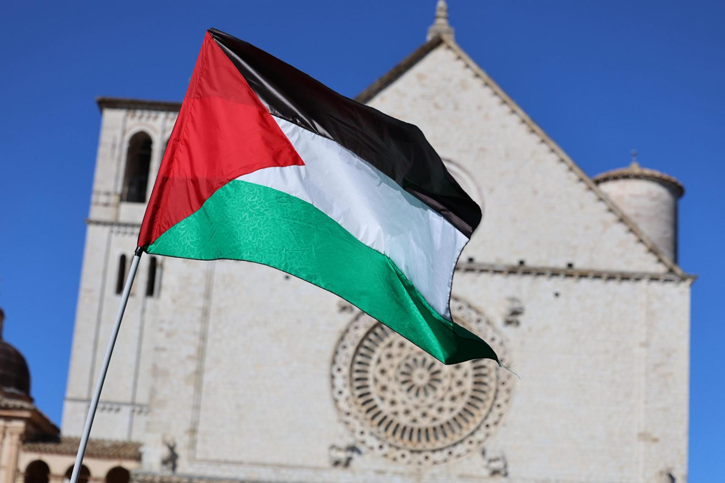 Bandiere Palestina sul prato davanti alla Basilica Assisi