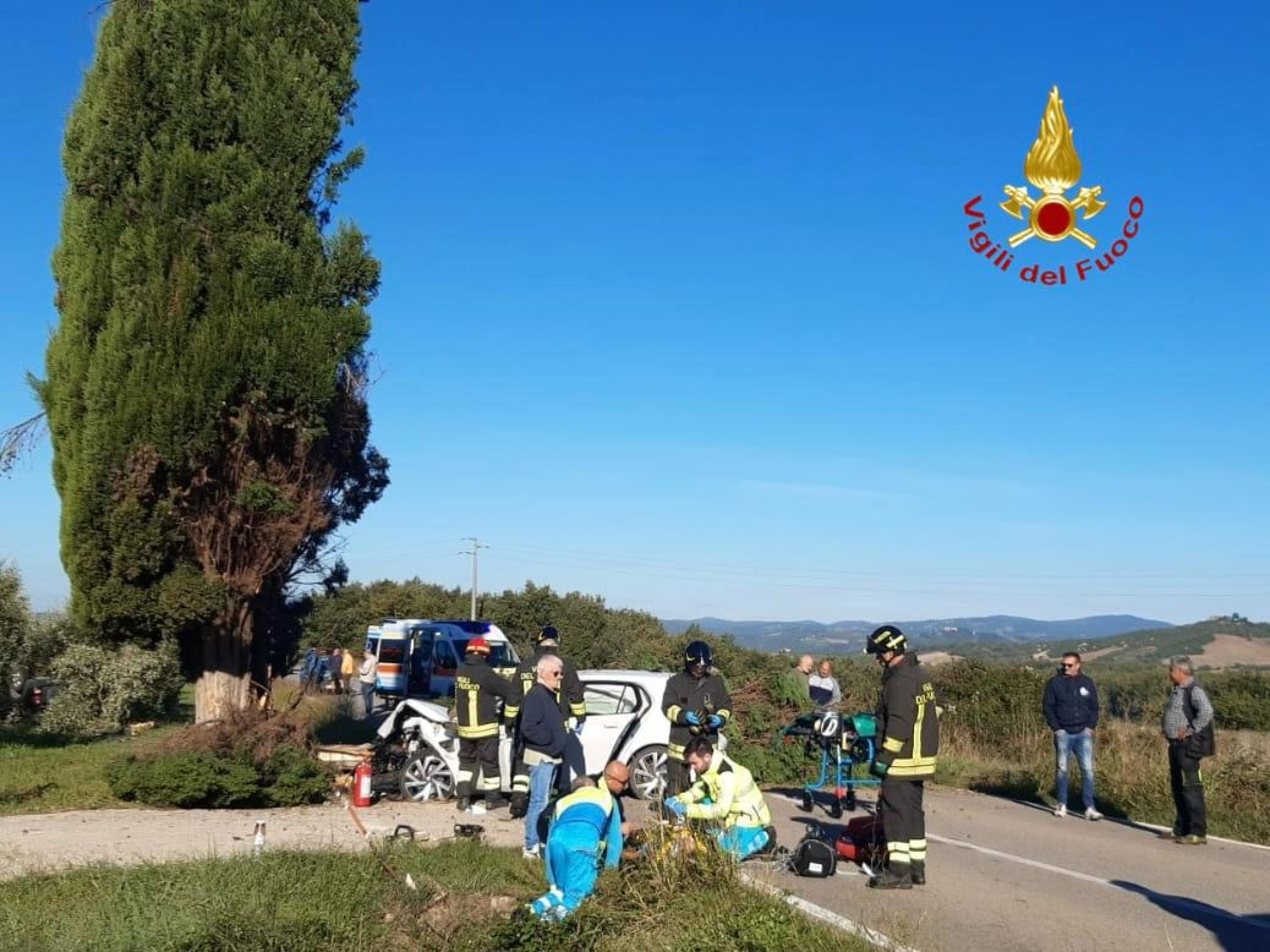 Auto contro un albero, 1 morto e 2 feriti in Maremma