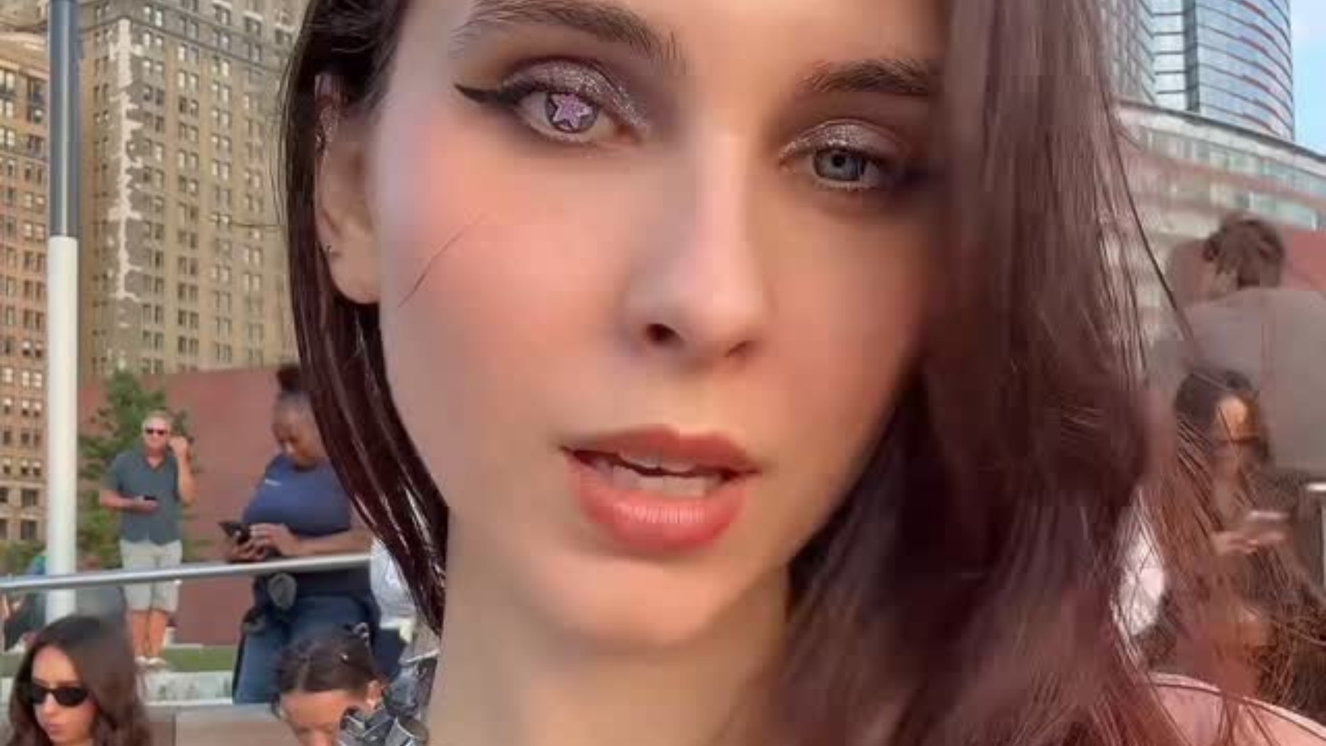This detail in her gaze transforms her into a true source of inspiration.