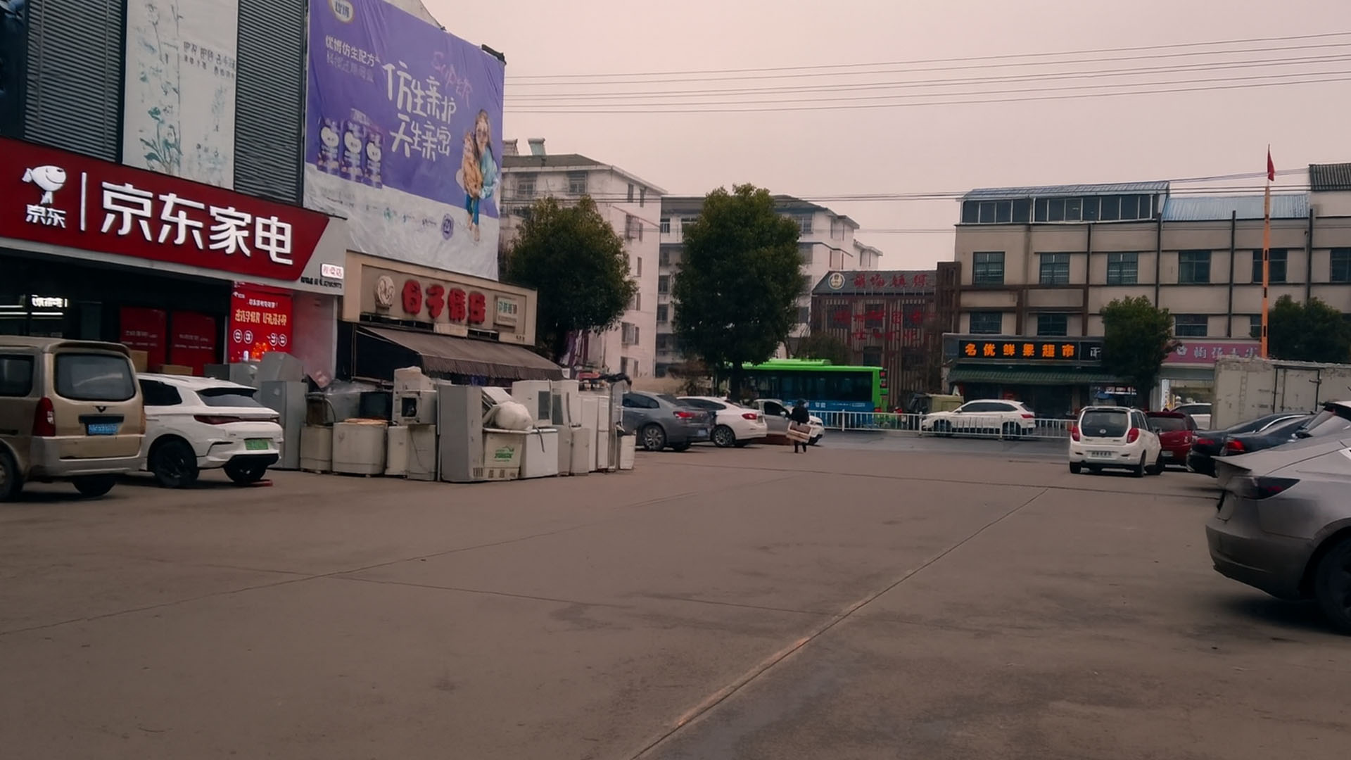 Promenad i en typisk kinesisk småstad – Kina i 4K