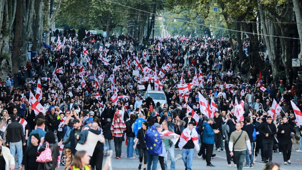 Χάος στη Γεωργία: Διαδηλωτές εισέβαλαν στο Κοινοβούλιο - Το πλήθος ...