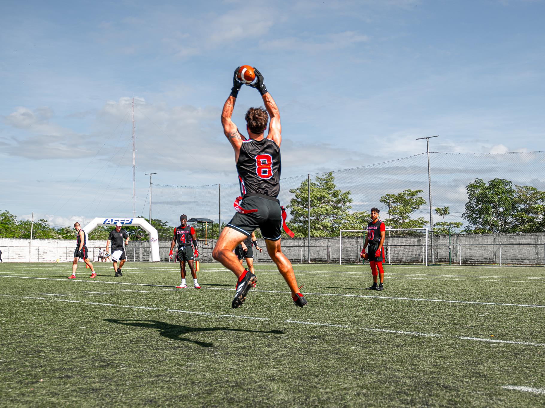 Joueuses et joueurs de flag football enthousiastes devant le projet de ...