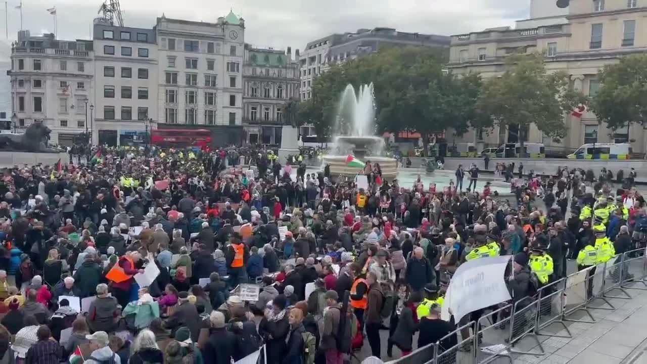 Silent vigil for Gaza held in defiance of protest ban at Trafalgar ...