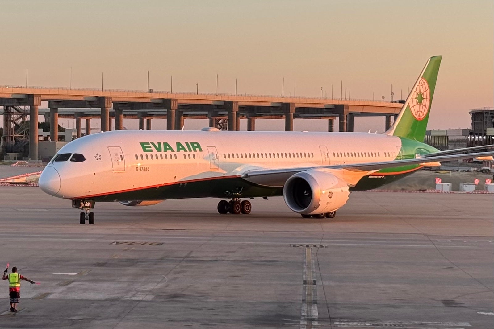Texas-sized fanfare: EVA Air's swanky premium economy makes US debut on ...