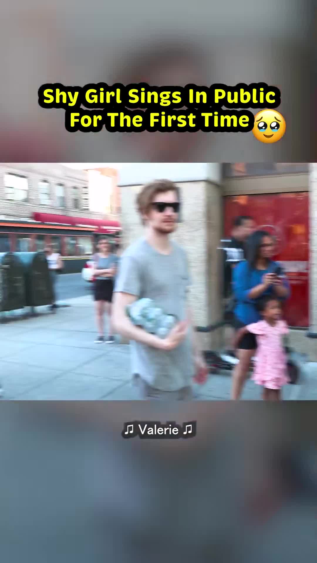 The crowd is captivated listening to her sing her heart out 😲🎤😍