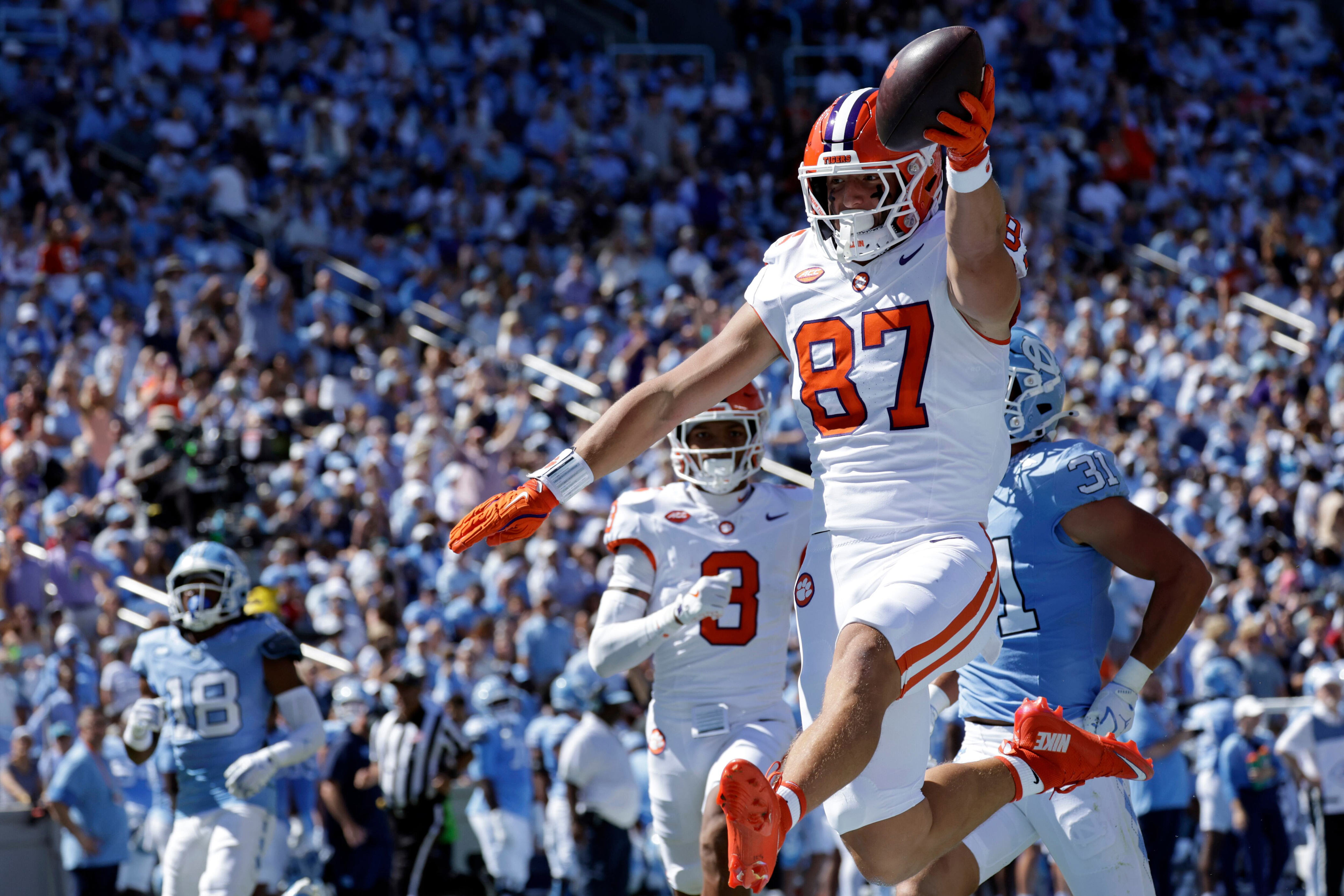 Clemson Races to 38-10 Win at North Carolina