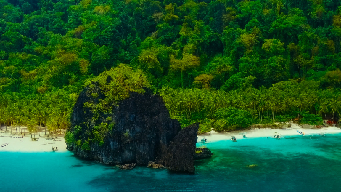 Praia Paraíso Tropical com Rochas em 4K