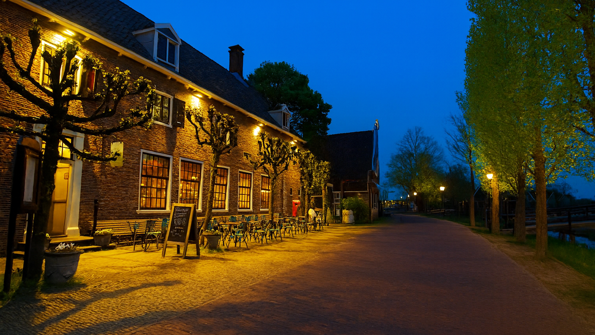 Scenic Evening Walk in Zaanse Schans – Windmills & Relaxation