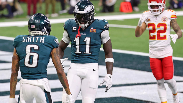 Eagles WR DeVonta Smith’s strong defense of AJ Brown amid dismal start ...
