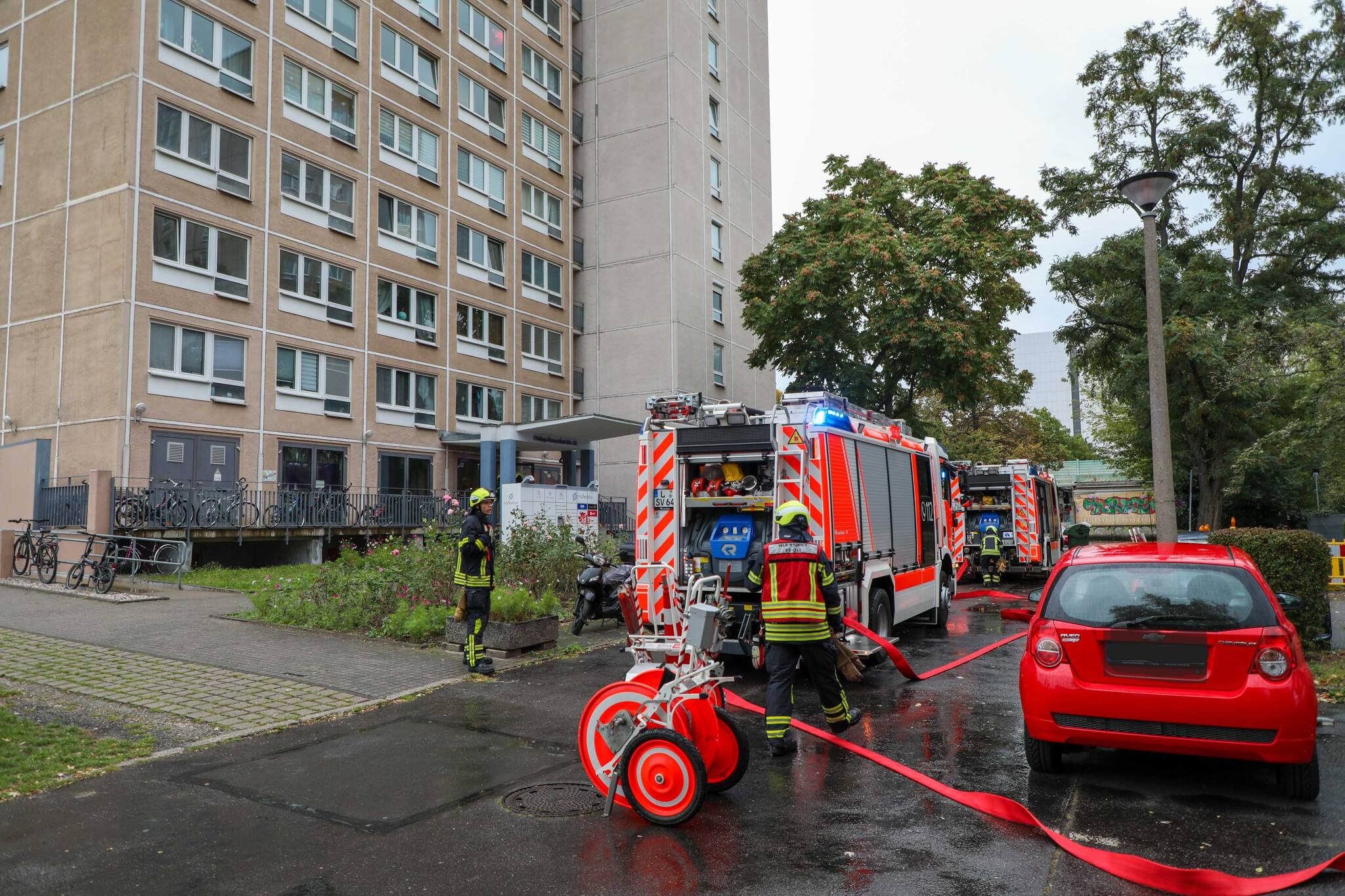 Rauch dringt aus Wohnung: Feuerwehr in der Philipp-Rosenthal-Straße im Einsatz