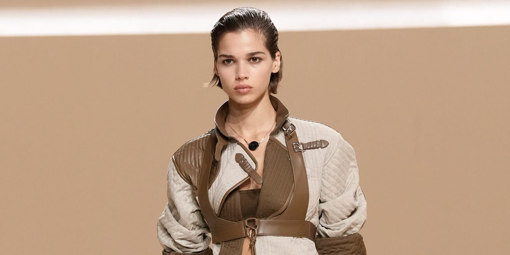 Hermès P/E 2026 e la sensualità disciplinata